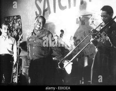 Louis ARMSTRONG and the american Jazz vocalist Velma MIDDLETON - 1961 ...