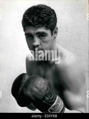 British Featherweight champion Howard Winstone, who successfully ...