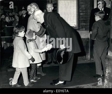 LORD LINLEY PRINCESS MARGARET & QUEEN MOTHER ROYAL FAMILY 10 June 1965 ...