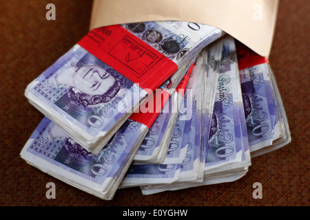 5000 pound bundle of twenty pound notes Stock Photo - Alamy