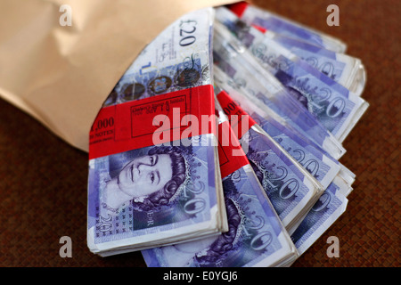 5000 pound bundle of twenty pound notes Stock Photo - Alamy