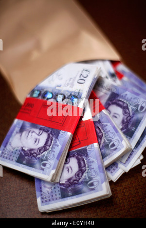 5000 pound bundle of twenty pound notes Stock Photo - Alamy