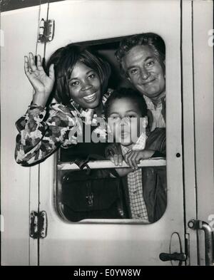 Actor Peter Finch with wife Eletha Barrett and son Stock Photo - Alamy