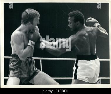 Welterweight boxing champion JOSE NAPOLES fighting against British ...
