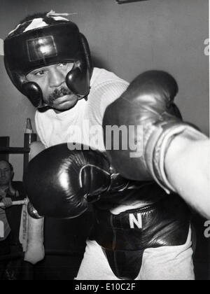 Welterweight boxing champion JOSE NAPOLES fighting against British ...