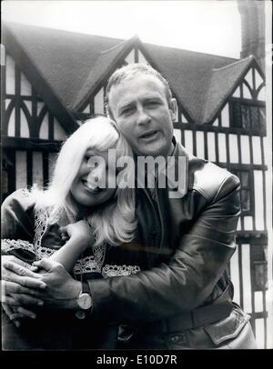 Babes in the Wood, Pantomime, Photo-call, cast members arrive for first ...