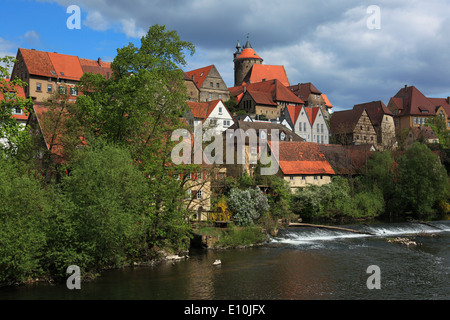 Altstadtansicht und Flusspromenade der Enz, Rathaus und Obere Burg mit ...