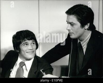 Alain Delon at the airport Stock Photo - Alamy