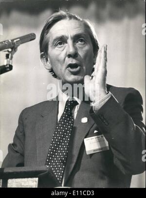 TUC General Secretary Len Murray stands in front of the Jobs Express ...