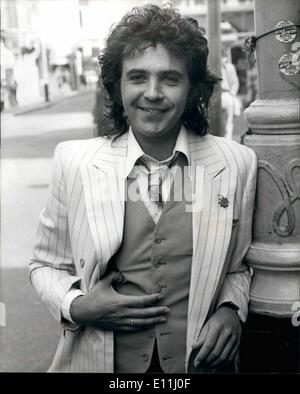 David Essex (Che) in EVITA at the Prince Edward Theatre, London W1 21 ...
