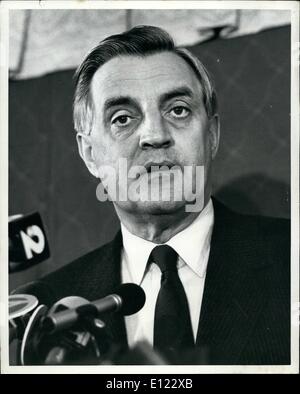 Democratic Presidential candidate Walter Mondale gives the thumbs up ...