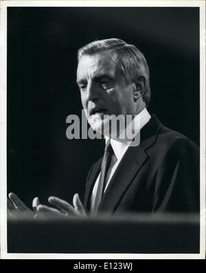 Democratic Presidential candidate Walter Mondale gives the thumbs up ...