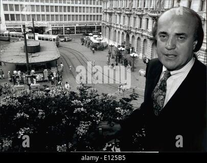 War in the Gulf: Peter Arnett, war correspondent for CNN next to the ...