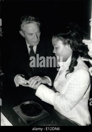Actor Peter Finch at event with Eletha Barrett Stock Photo - Alamy
