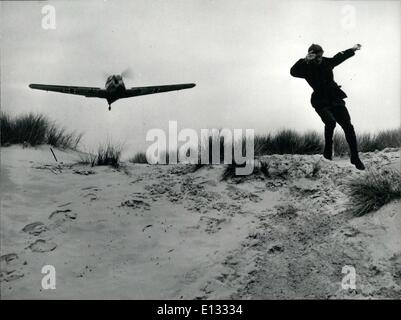 JEAN-PAUL BELMONDO, CATHERINE SPAAK, WEEKEND AT DUNKIRK, 1964 Stock ...
