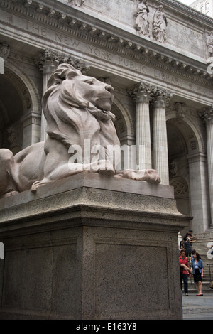 New York public Library and its lion statues Stock Photo - Alamy