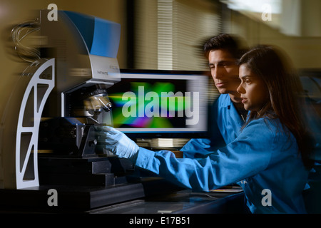 Scientists using an Alicona InfiniteFocus 3D surface measurement Stock ...