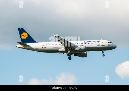 Airbus A320 side view Stock Photo - Alamy