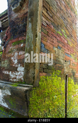 Ornate column in formal Balinese garden Stock Photo - Alamy