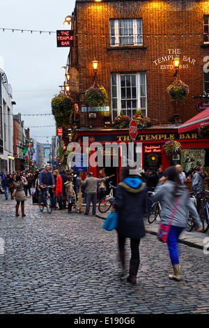 Republic of Ireland; Dublin, the touristic Temple Bar area, Ha'Penny ...