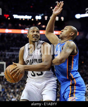 San Antonio Spurs center Boris Diaw, right, of France, shoots as Los ...
