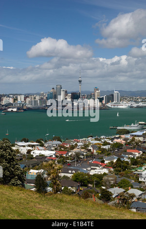 View of Auckland skyline from Mount Victoria in Devonport, Auckland ...