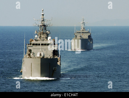 South Korean Navy ship Seongin Bong (LST 685) transits the Gulf of ...