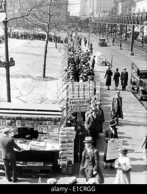 THE GREAT DEPRESSION - A New York soup kitchen in the 1930s Stock Photo ...