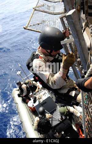 US Navy Members of the Visit, Board, Search and Seizure (VBSS) team ...