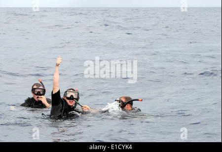 US Navy U.S. Navy search and rescue (SAR) swimmer, Aviation Warfare ...
