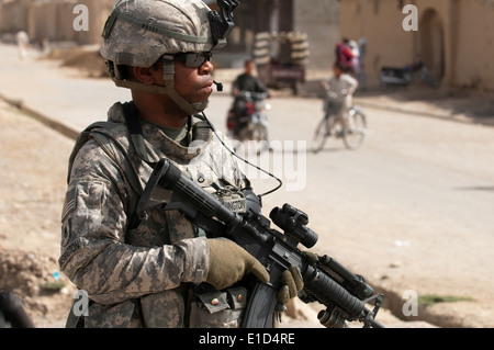 U.S. Army Staff Sgt. Clarence Washington, a Zabul Provincial ...