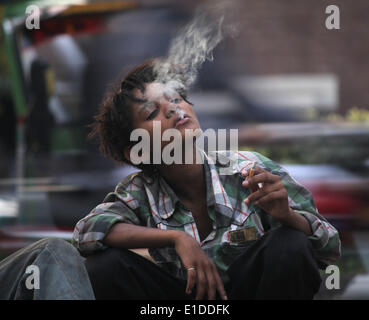 Lahore, Pakistan. 31st May, 2014. Pakistani labor women enjoying with ...