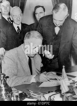President Franklin Roosevelt signing the declaration of war against ...