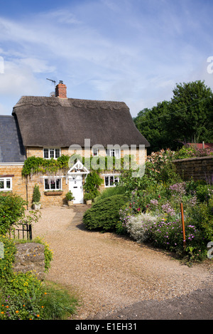 Thatched Cottages in Wroxton. Oxfordshire, England Stock Photo - Alamy