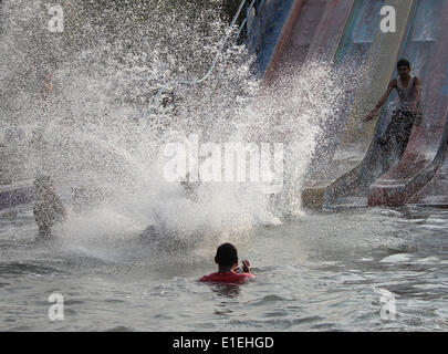 Lahore, Pakistan. 01st June, 2014. Pakistani youngster jumping and ...