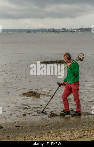 Man using metal detector on the beach in Adelaide, Australia Stock ...