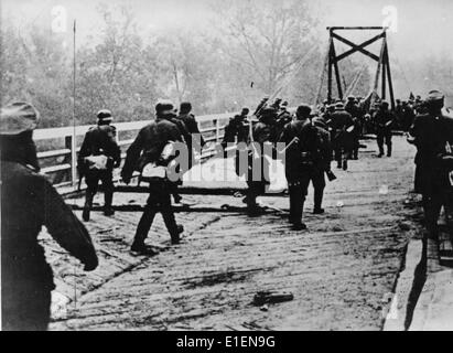 German troops cross the Bug, 1941 Stock Photo - Alamy