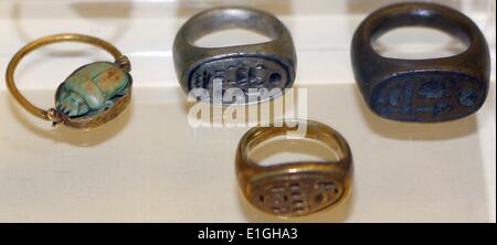 Metal finger rings of Queen Nefertiti (gold), King Akhenaten (silver ...