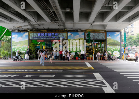 Jianguo Holiday Jade Market, Taipei, Taiwan Stock Photo - Alamy