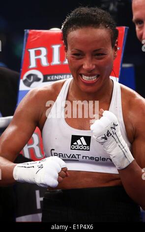 Schwerin, Germany. 7th June, 2014. Cecilia Braekhus (R) of Norway in ...