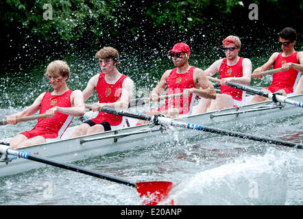 CAMBRIDGE UNIVERSITY STUDENT ROWERS ON THE RIVER CAM IN THE EARLY ...