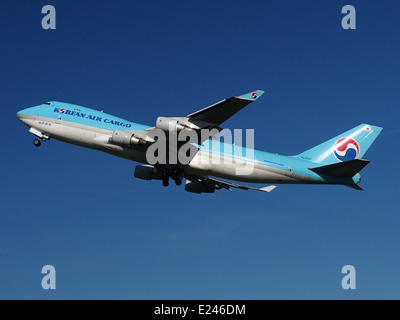 The HL7437 Boeing 747-400F, a cargo aircraft of Korean Air Cargo, is ...