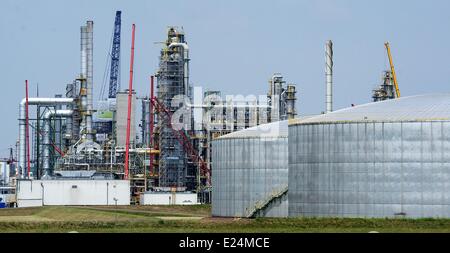 Cranes on the premises of the crude oil refinery of the French ...