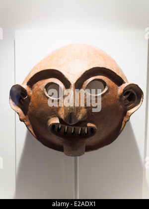 Ceremonial funerary mask Vicus formative period 1250 BC - 1 AD Museo de ...