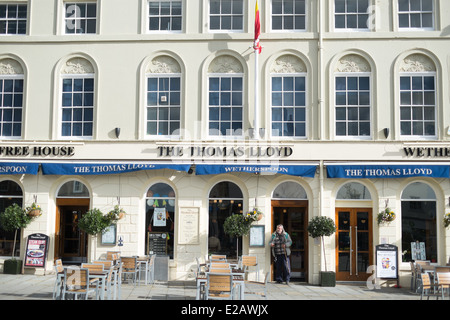 Wetherspoons pub 'The Thomas Lloyd' at Warwick market square ...