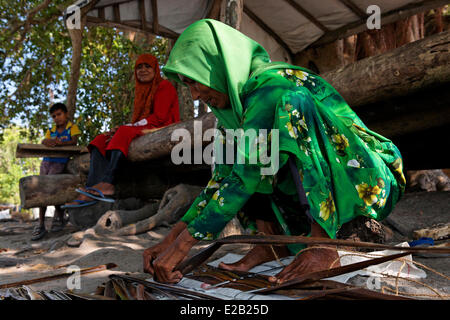 Maldives, crafts, the manufacturing of objects and utensils for the ...