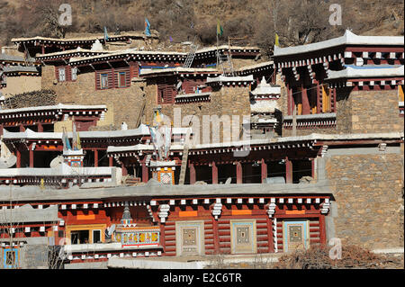 China, Sichuan, Kham, Dawu (Daofu) region, Longdunpa, Prayer flags ...