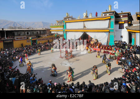 China, Qinghai, Amdo, Tongren, Lower Wutun monastery, Losar, Watching ...