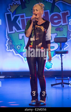 Sarah Connor celebrated the world kids with kinder at Heidepark Soltau ...