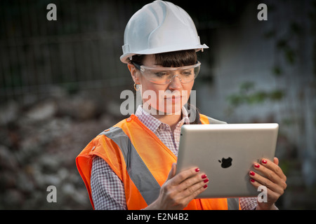Female construction worker using an ipad Stock Photo - Alamy